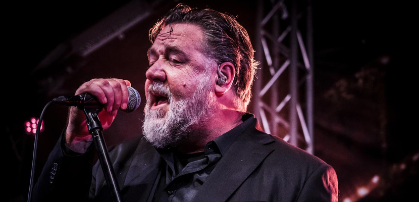 Russell Crowe conta como ser vocalista de rock lhe traz conforto para ...
